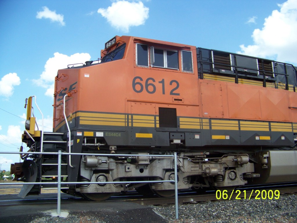BNSF ES44C4 6612